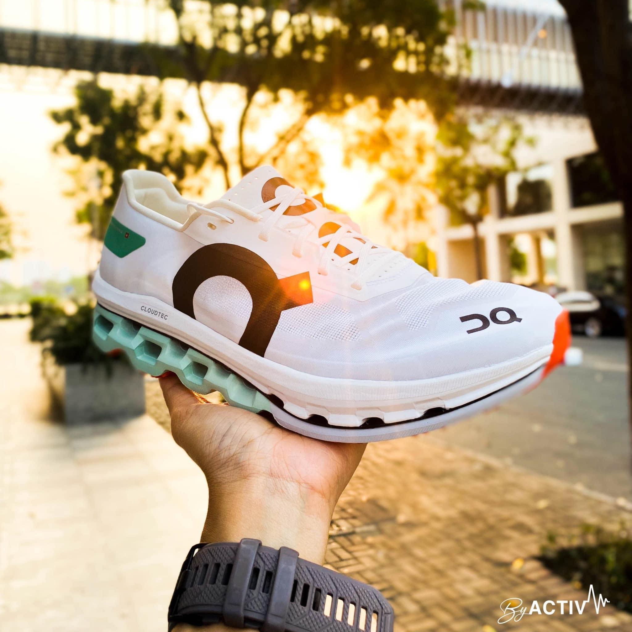 Review giày On Running Cloudboom Echo - White/Mint 8 triệu